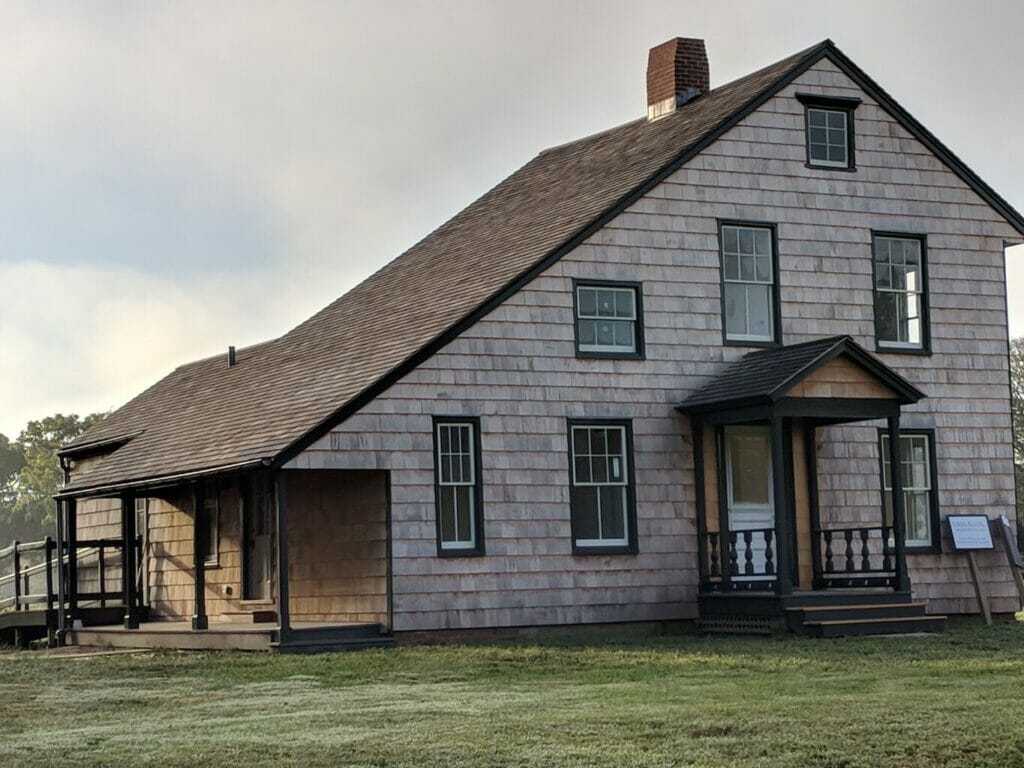 Saltbox Roofs: Exploring Their Unique Design and Functionality